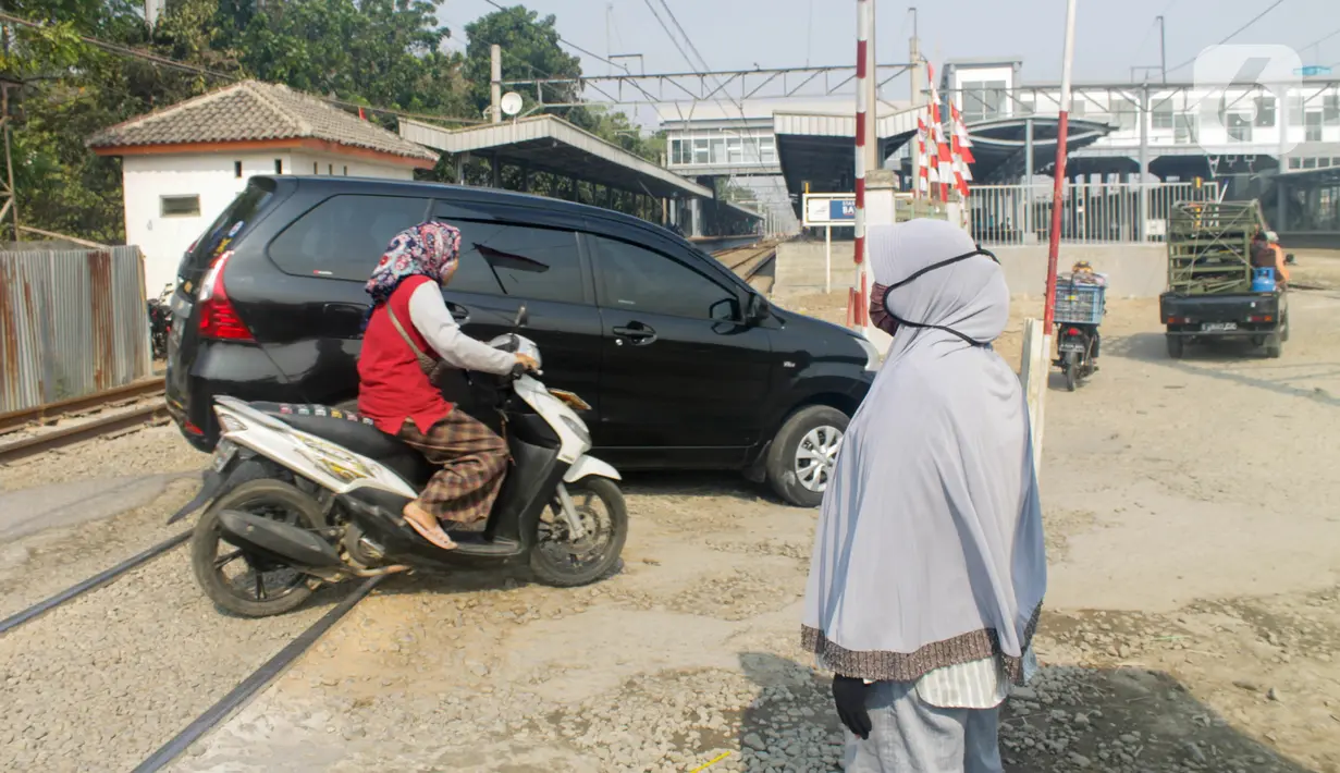 FOTO: Bu Neng, Wanita Penjaga Lintasan Kereta Tanpa Pintu di Batuceper ...