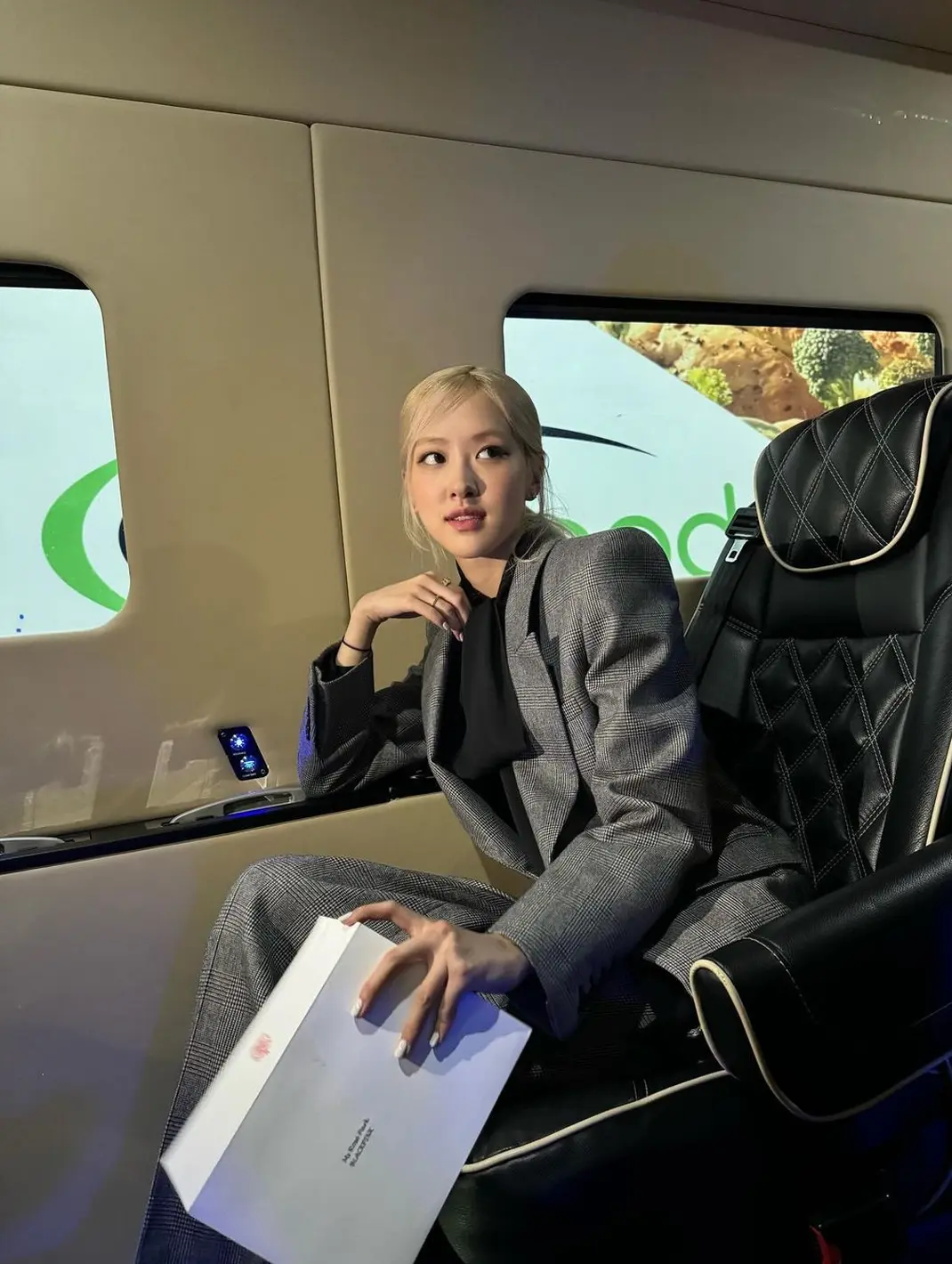 6 Gaya Lady Boss ala Rosé BLACKPINK usai Dinobatkan jadi Anggota Ordo Kerajaan Inggris - Photo ...