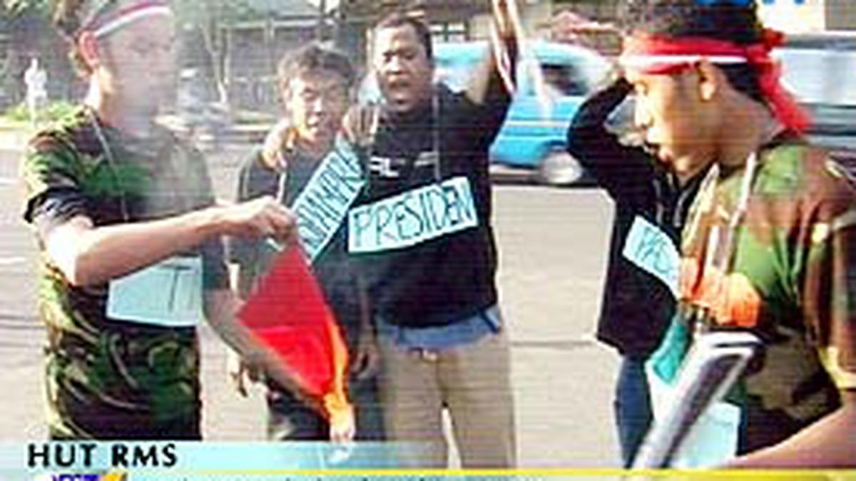 Puluhan Mahasiswa di Malang Bakar Bendera RMS - News Liputan6.com