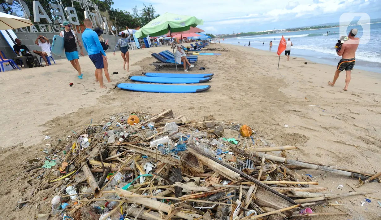 Aksi Bule Belanda Kumpulkan Sampah di Pantai Kuta Bali - Foto Liputan6.com