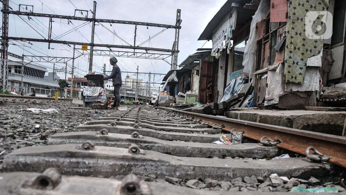 Potret Permukiman di Bantaran Rel Kereta - Foto Liputan6.com