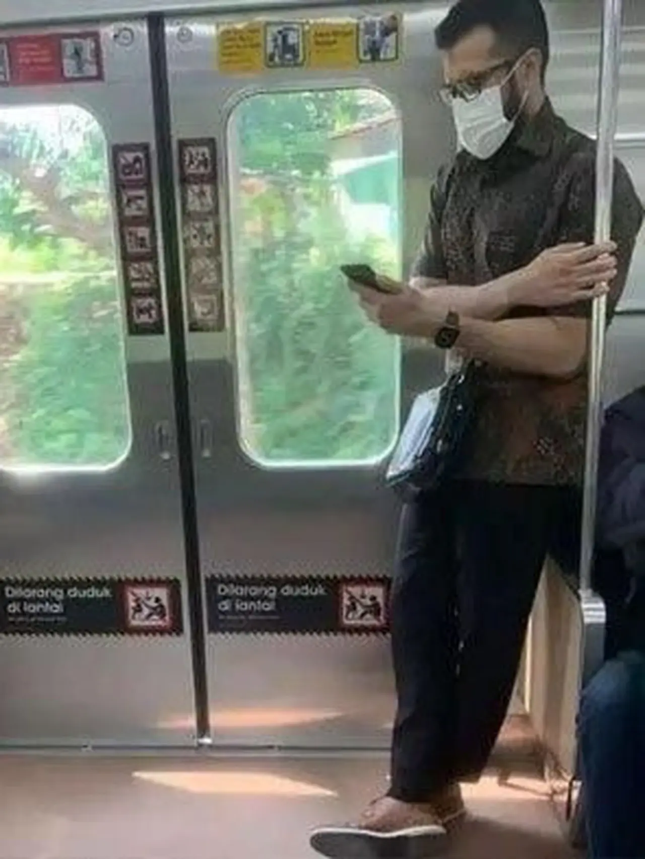 Penampakan Primus Yustisio Naik KRL, Padahal Anggota DPR RI dengan Harta Rp73 Miliar ...