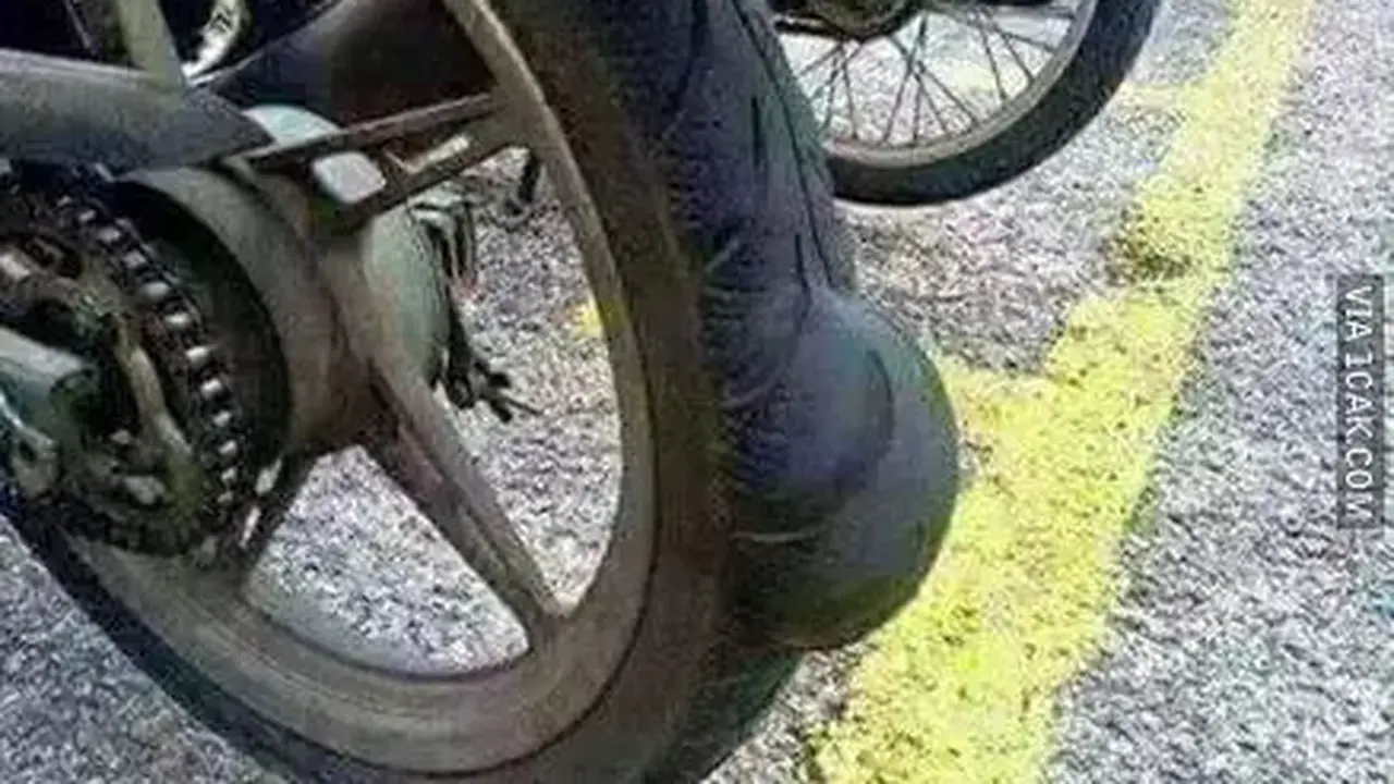 6 Bentuk Ban Kendaraan Bocor Ini Kocak, Bikin Pengendara Elus Dada ...
