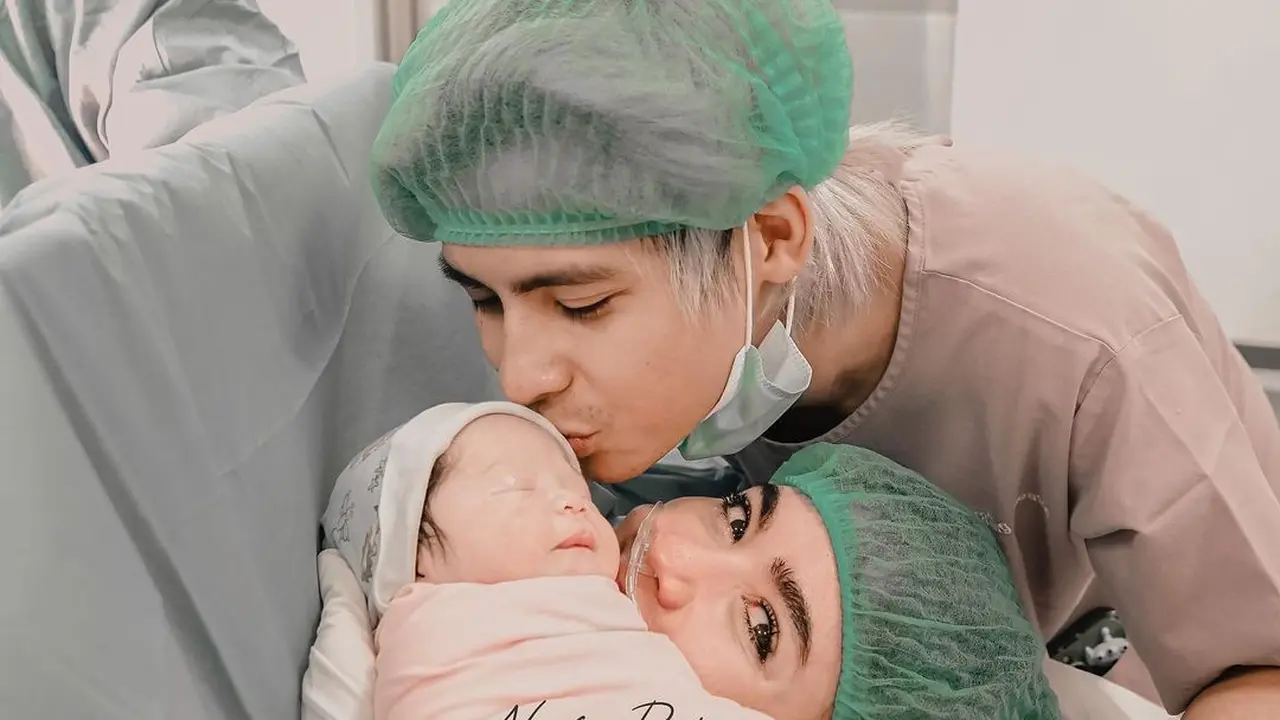 6 Potret Arnold Leonard dan Moniq Crasivaya Dikaruniai Anak Pertama ...