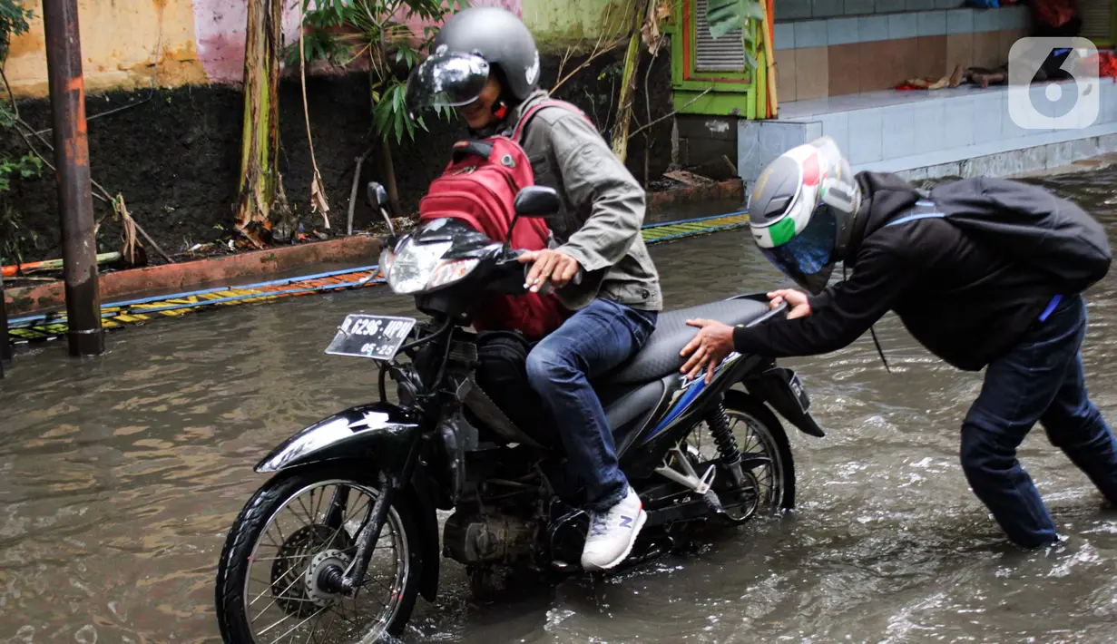 Jalan Bangun Nusa Raya Cengkareng Jakarta Barat Masih Tergenang Air, Beberapa Motor Mogok - Foto ...
