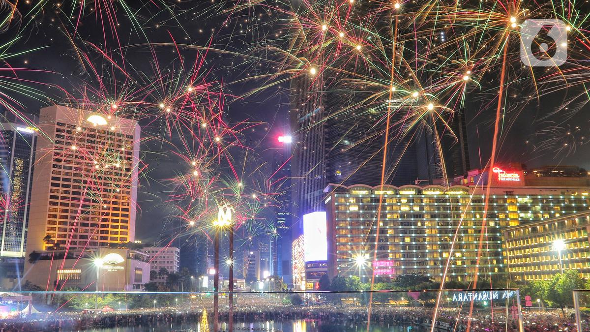 Kemeriahan Pesta Kembang Api Warnai Langit Jakarta di Malam Pergantian Tahun - Foto Liputan6.com