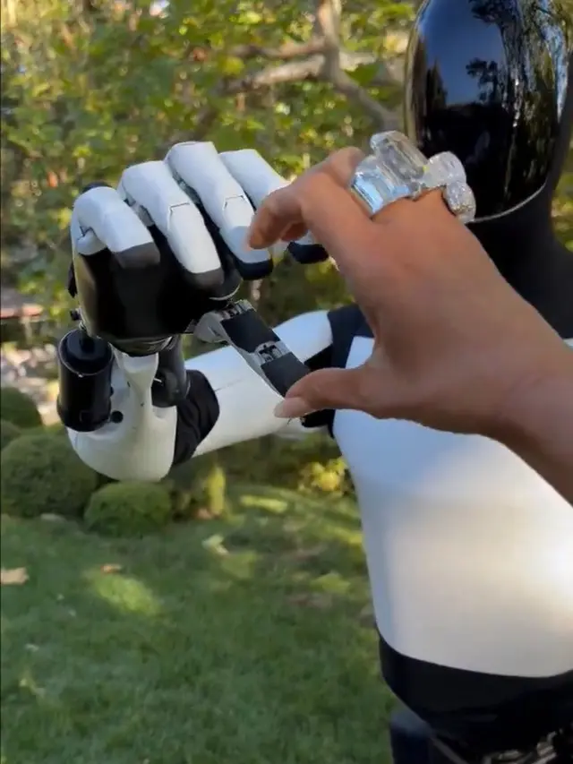 Kim Kardashian Pamerkan Teman Barunya yang Futuristik Robot Tesla ...