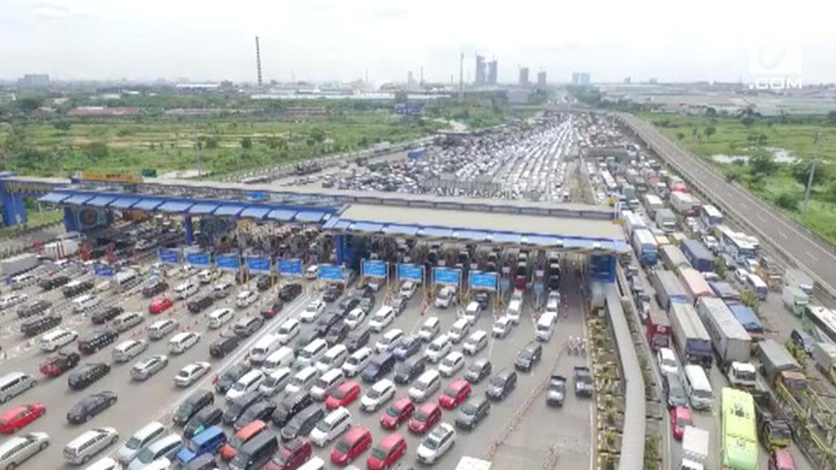 VIDEO: Pantauan Udara Ribuan Kendaraan Mengular di Cikarang Utama