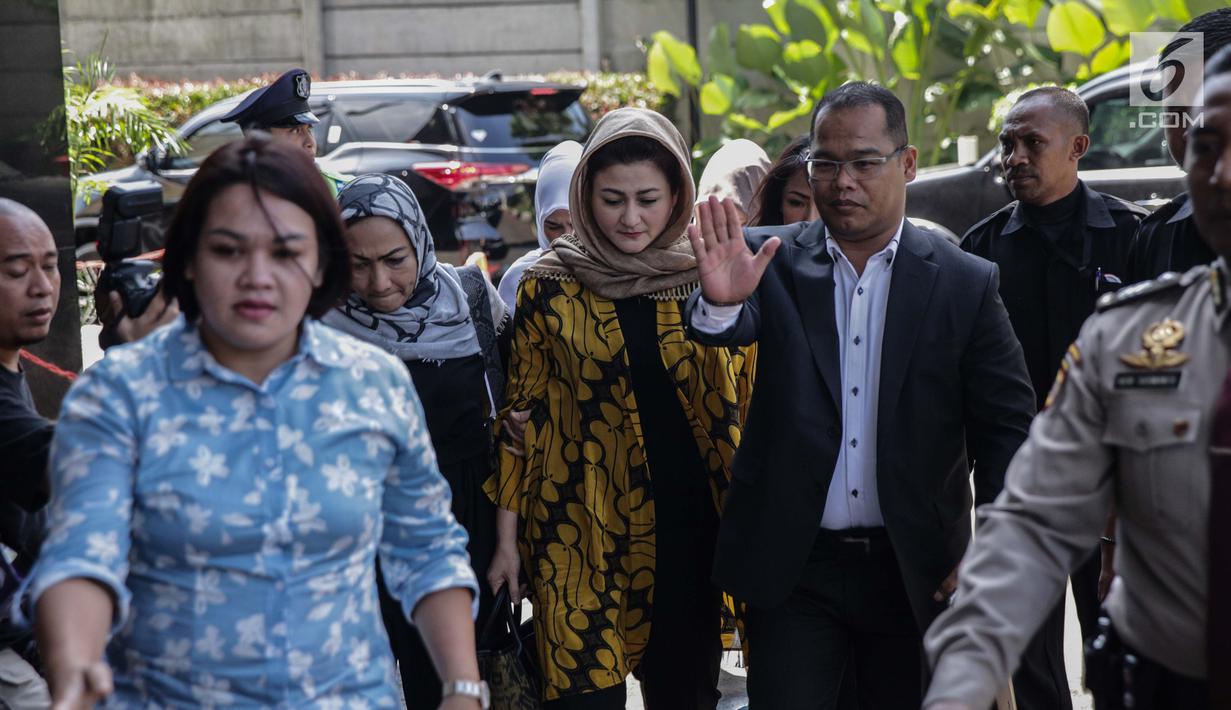 PHOTO: Tiba di KPK, Istri Setya Novanto Bungkam - Foto Liputan6.com