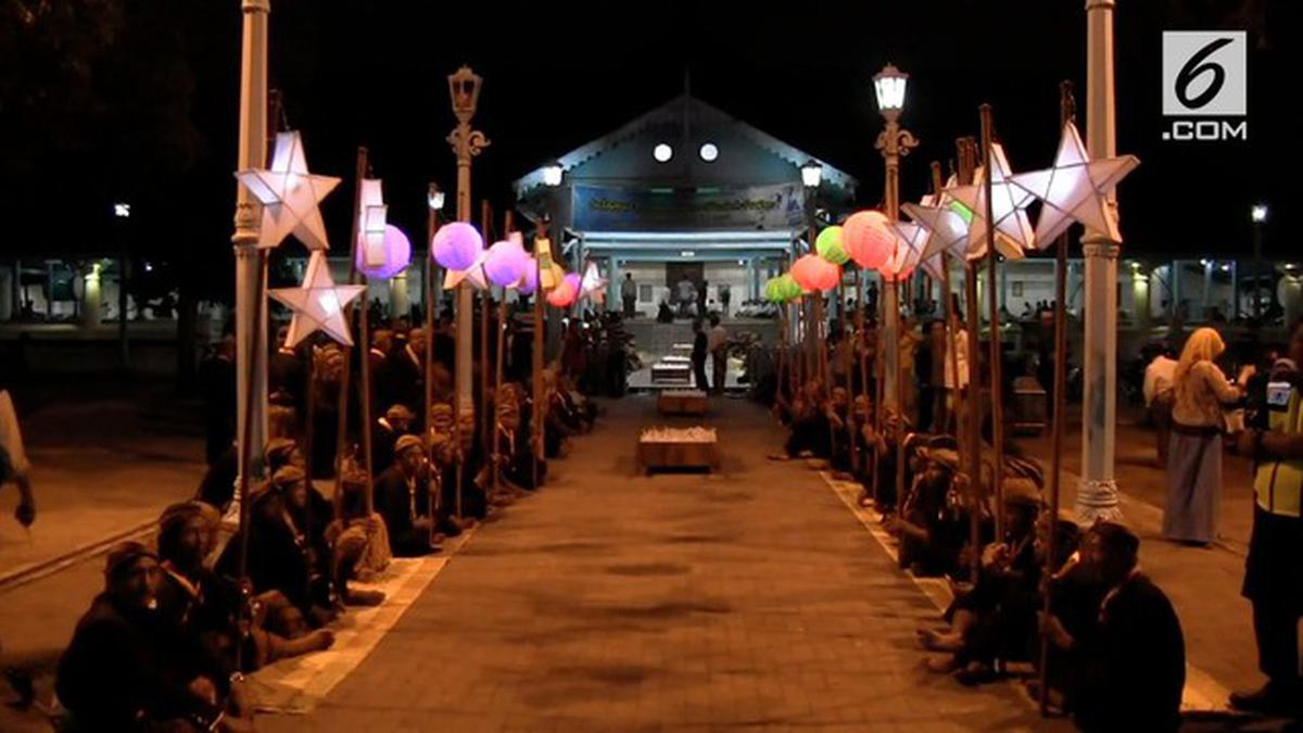 VIDEO: Kirab Malam Selikuran, Tradisi Sambut Lailatul Qadar - Islami Liputan6.com