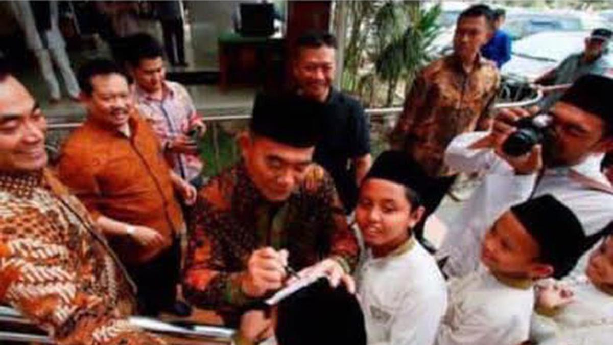 Beredar Viral Foto Mendikbud Tanda Tangan di Jidat Anak SD