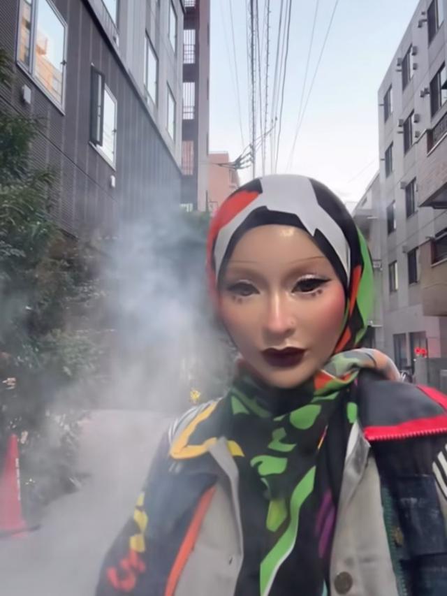 7 Potret Sarah Vi Pakai Makeup Porcelain, Tebalnya Bak Boneka Jepang