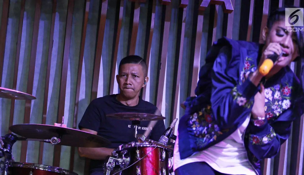FOTO: Penampilan Drummer Ungu Bersama Band Barunya The Row - Foto ...