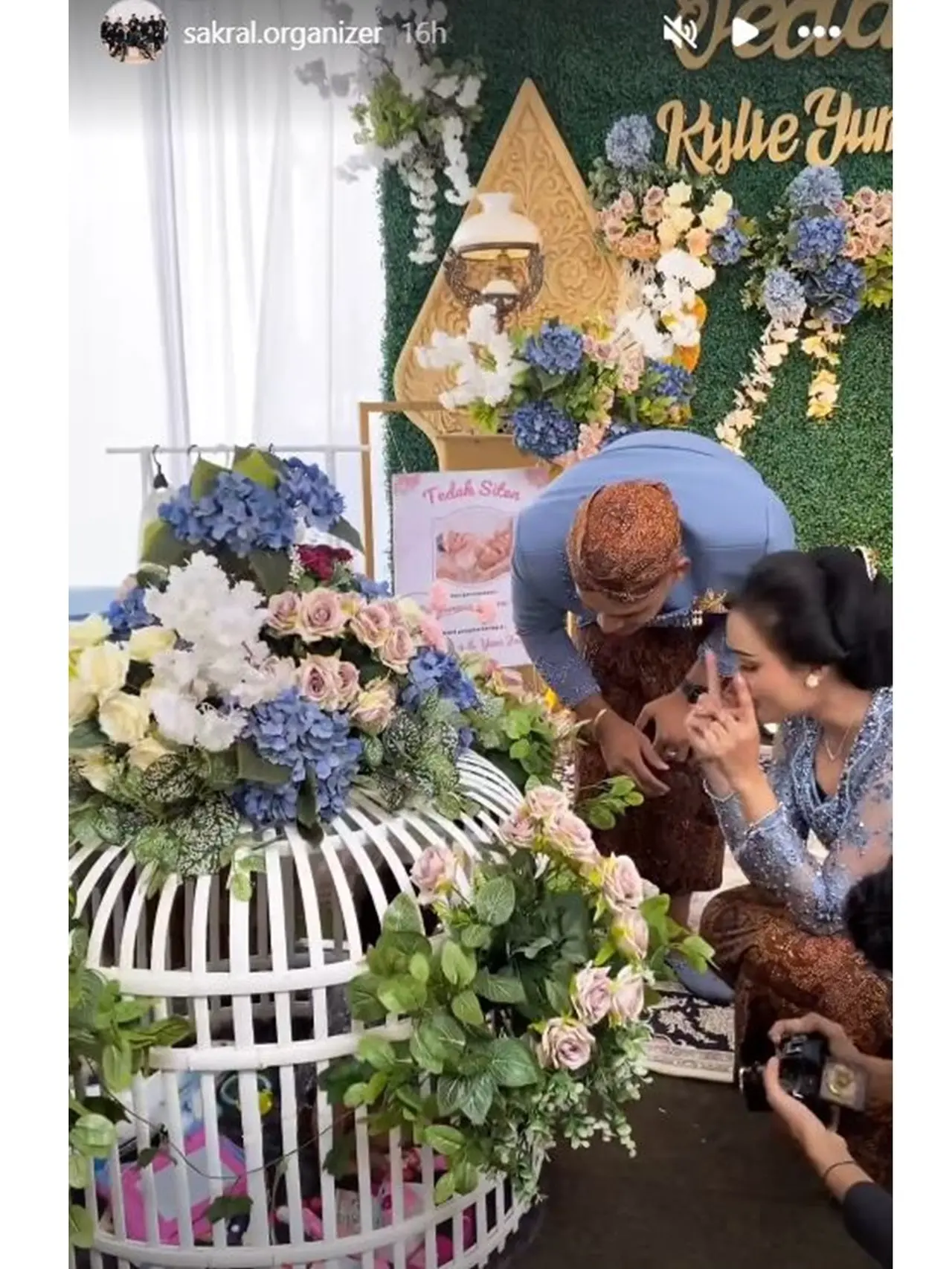 7 Potret Tedak Siten Anak Yeni Inka yang Kental Adat Jawa, Ungkap Wajah Buah Hati - Hot Liputan6.com