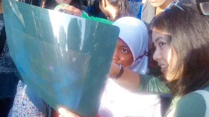 Tak Kebagian Kacamata, ABG Ini Lihat Gerhana Pakai Kertas Rontgen ...