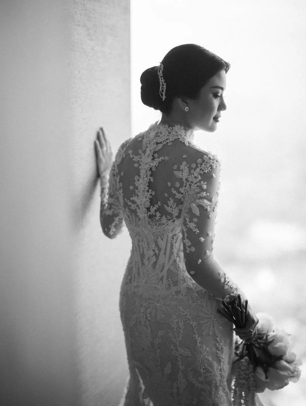 6 Potret Detail Kebaya Pengantin Tradisional Edgy Valencia Tanoe dari ...