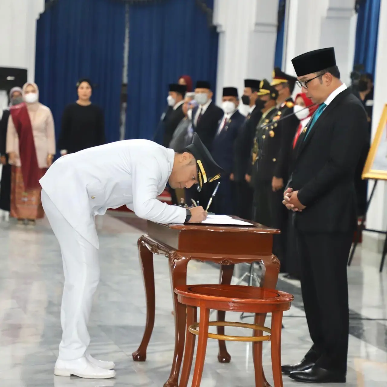 6 Potret Hengky Kurniawan Dilantik Ridwan Kamil sebagai Bupati Bandung ...
