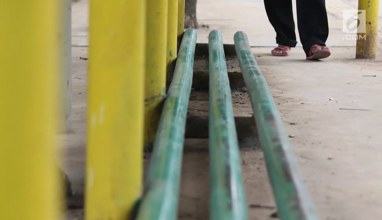 FOTO: Terimbas Peninggian Trotoar, Bangku Halte Ini jadi Pendek - Foto ...