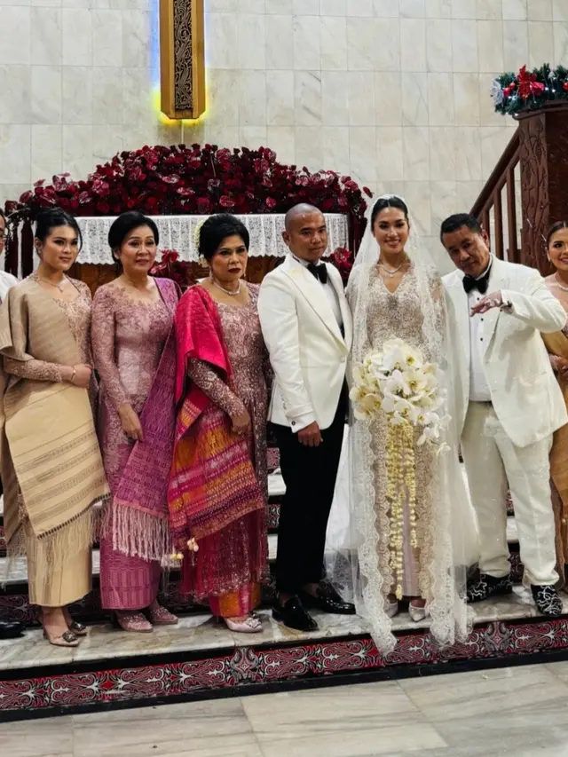 7 Potret Penampilan Keluarga Hotman Paris di Pernikahan Frank Hutapea, Elegan - Hot Liputan6.com
