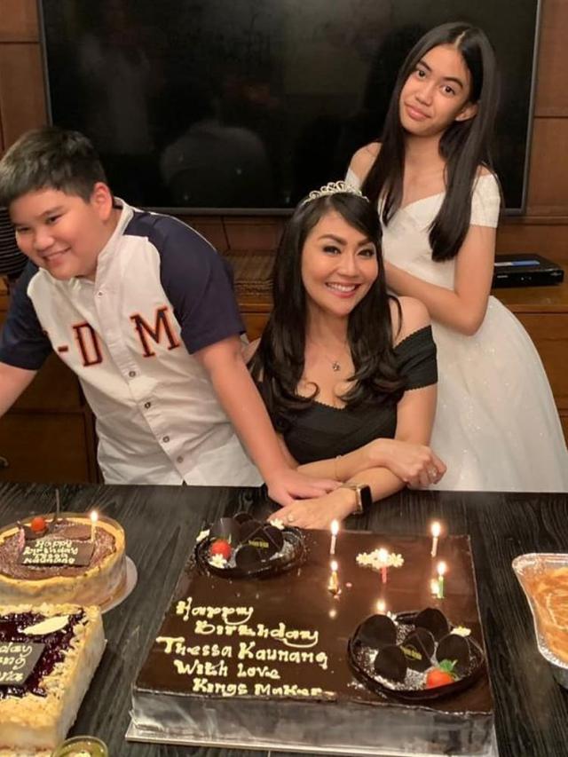 6 Potret Kedekatan Thessa Kaunang dan Putra Bungsunya, Kompak Banget ...