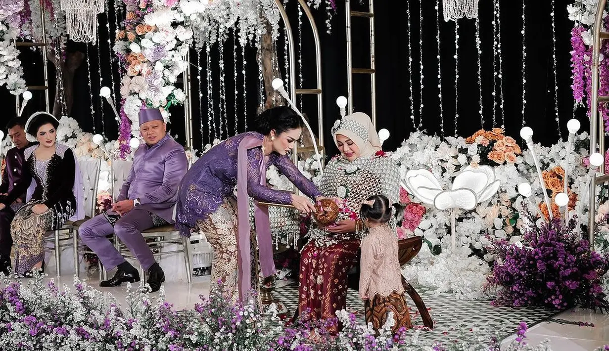 10 Potret Mitoni Aurel Hermansyah, Berikut Makna dari Tradisi Masyarakat Jawa - Photo Fimela.com