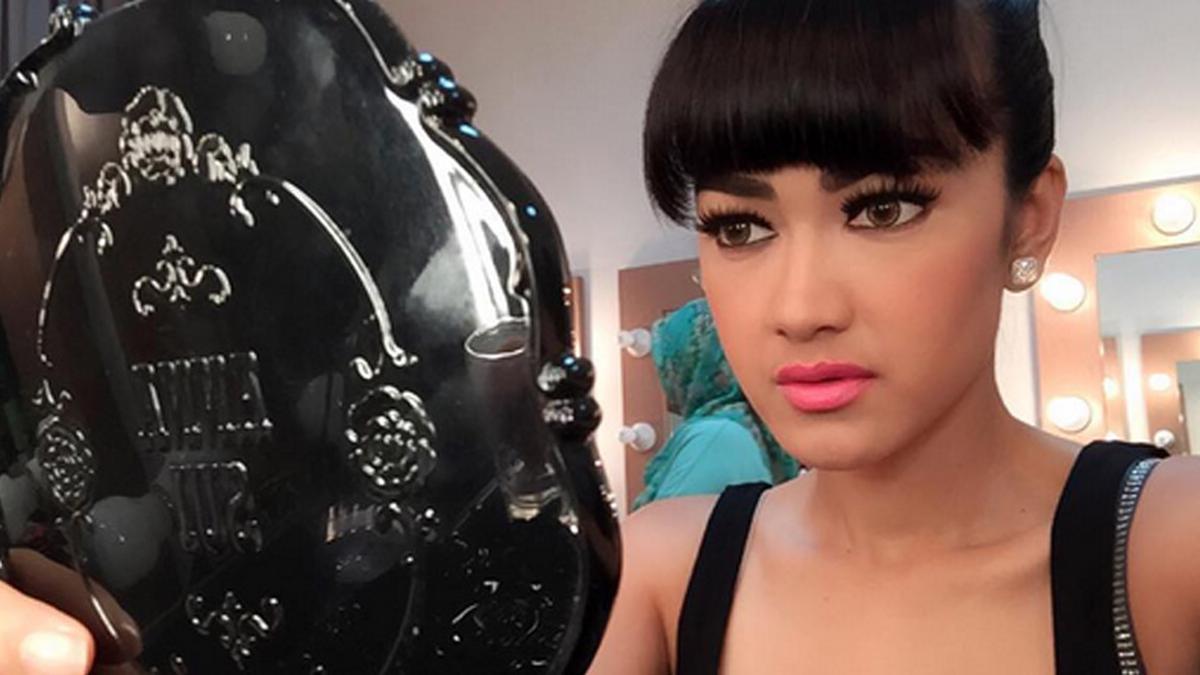 Julia Perez Unggah Foto Seksi untuk Dukung Hari Tanpa Bra - ShowBiz ...