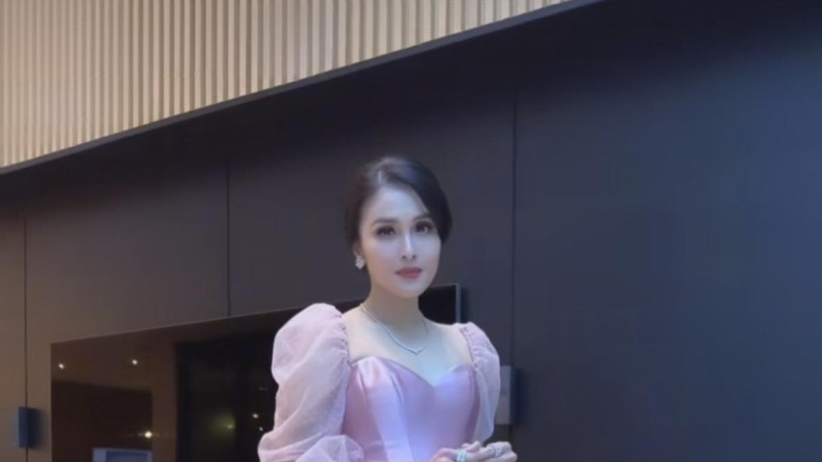 6 Pesona Shandy Aulia Tampil dengan Gaun Pink, Cantik Seperti Princess ...