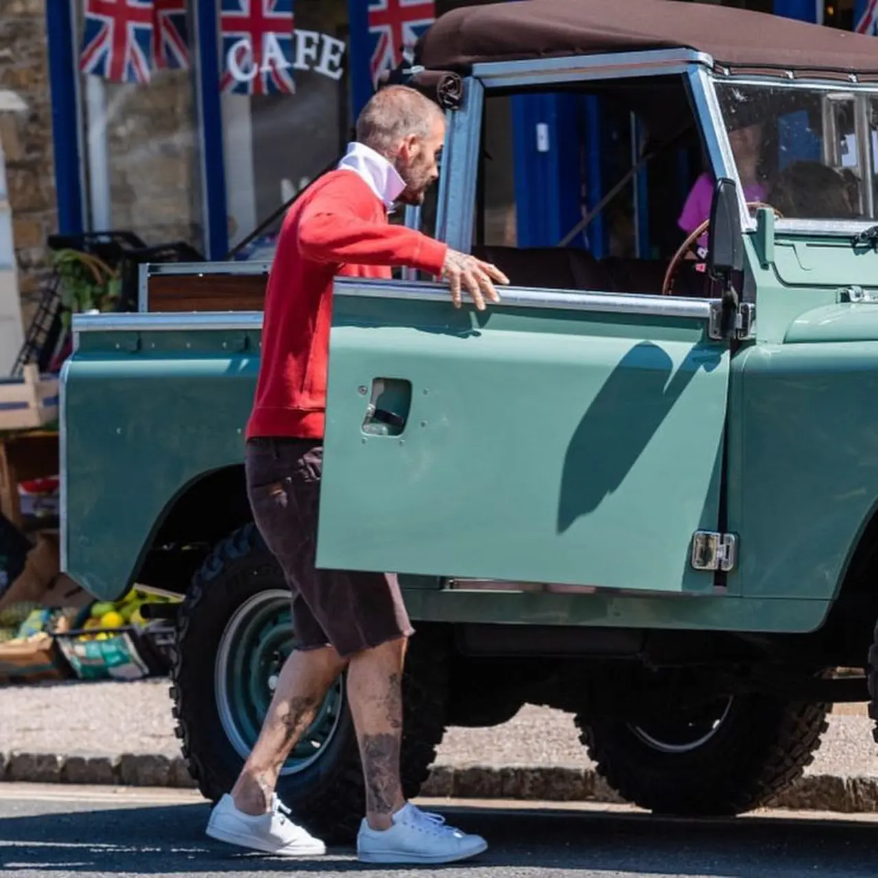 Lihat Penampilan Keren David Beckham Belanja Pakai Land Rover Klasik ...