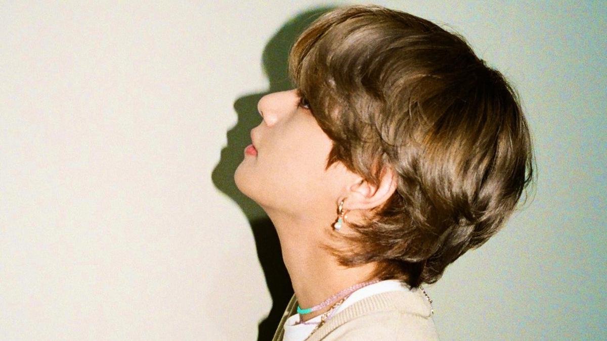 FOTO: Gaya Rambut Gondrong V BTS, Selalu Tampil Memesona - Foto ...