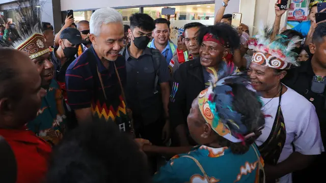 Tiba di Jayapura, Ganjar Disambut Meriah oleh Tokoh Adat hingga ...