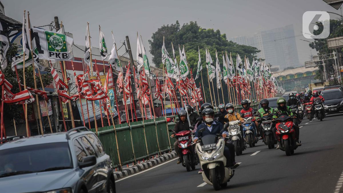Kampanye Belum Dimulai, Atribut Parpol Kuasai Pagar Pembatas Jalan ...