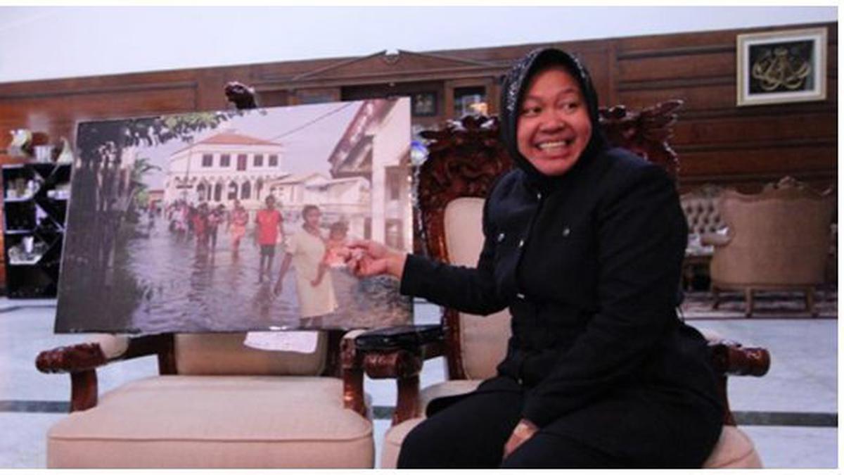 Wow! Terjang Hujan Dan Banjir, Bu Risma Atur Lalu Lintas Jalan di ...