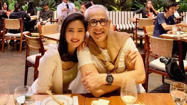 Jarang Tersorot, Ini 7 Potret Mesra Bunga Zainal dan Suami - Hot Liputan6.com