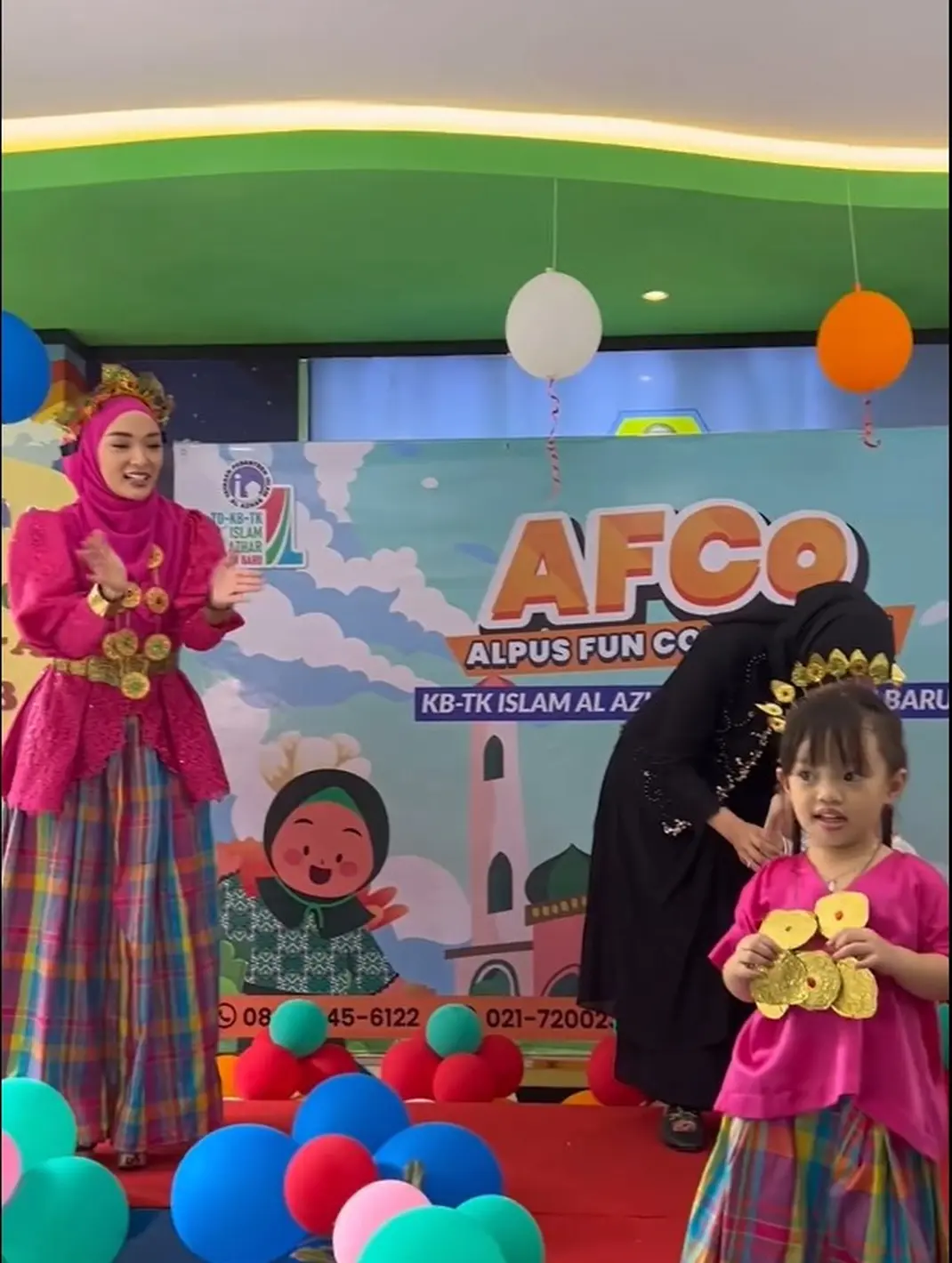 Potret Zaskia Gotik Temani Putrinya Fashion Show di Sekolah, Pakai Baju Bodo Adat Bugis dan ...