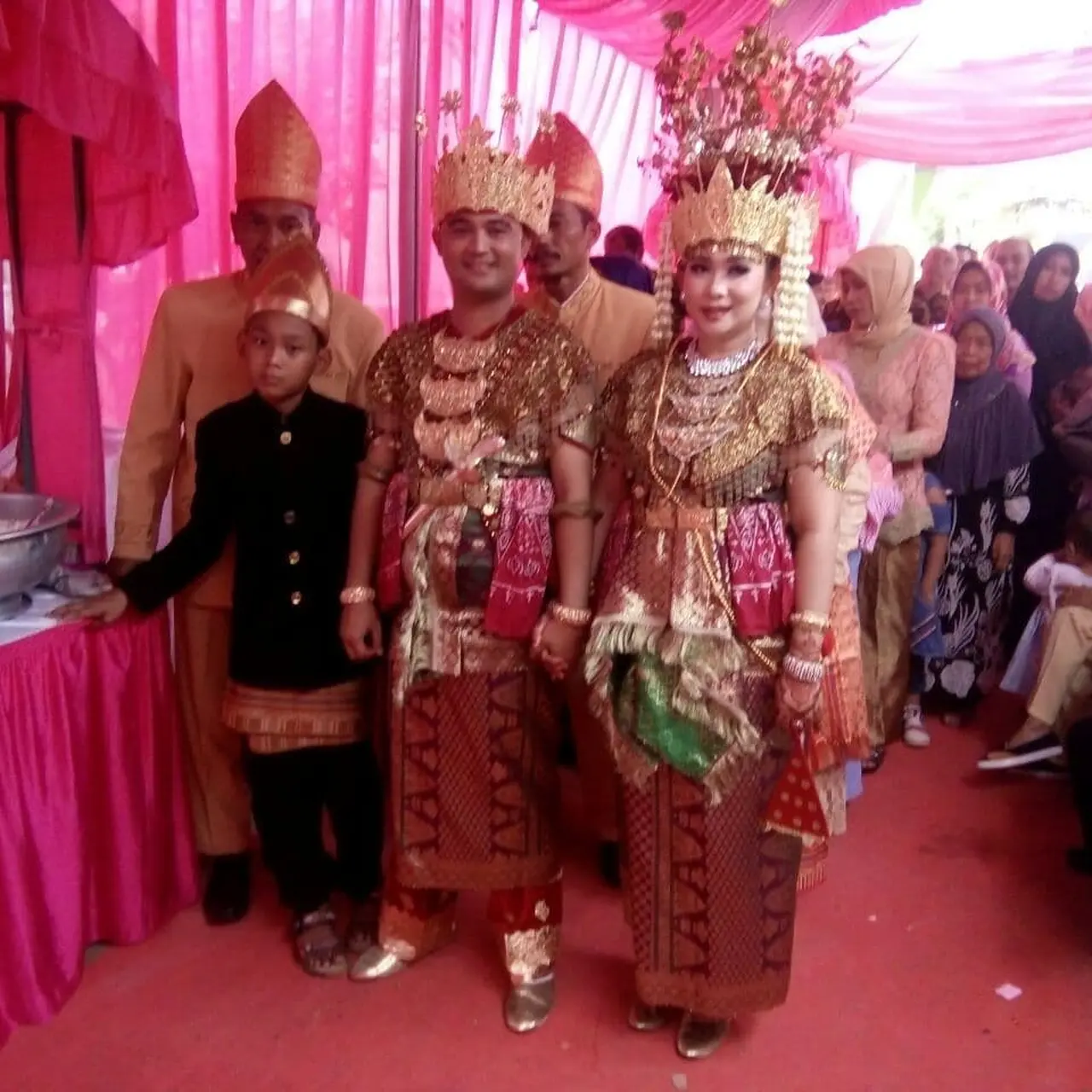 Harmonis Berumah Tangga, 5 Potret Sandy Permana dengan Sang Istri yang ...