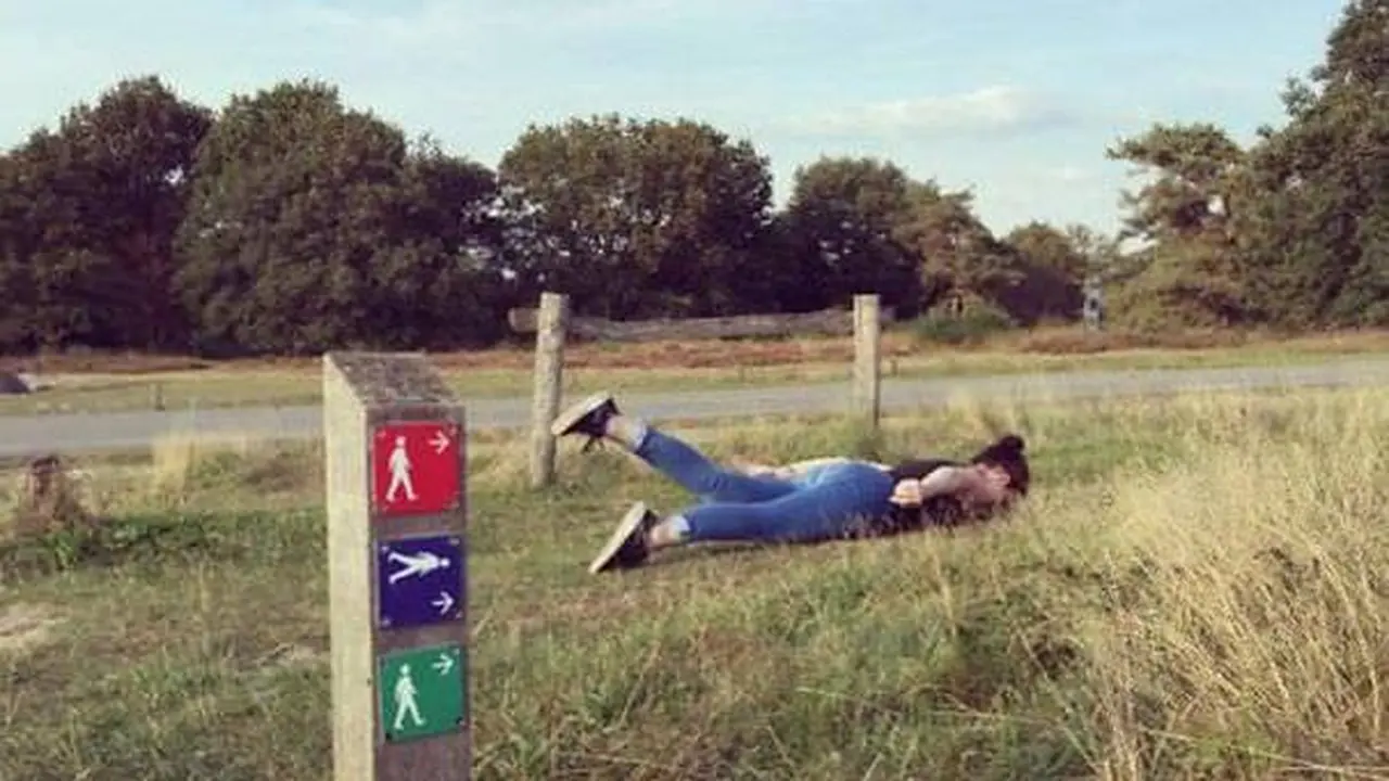 7 Aksi Nyeleneh Orang Pose Seperti Gambar Rambu-Rambu Ini Kocak - Hot ...