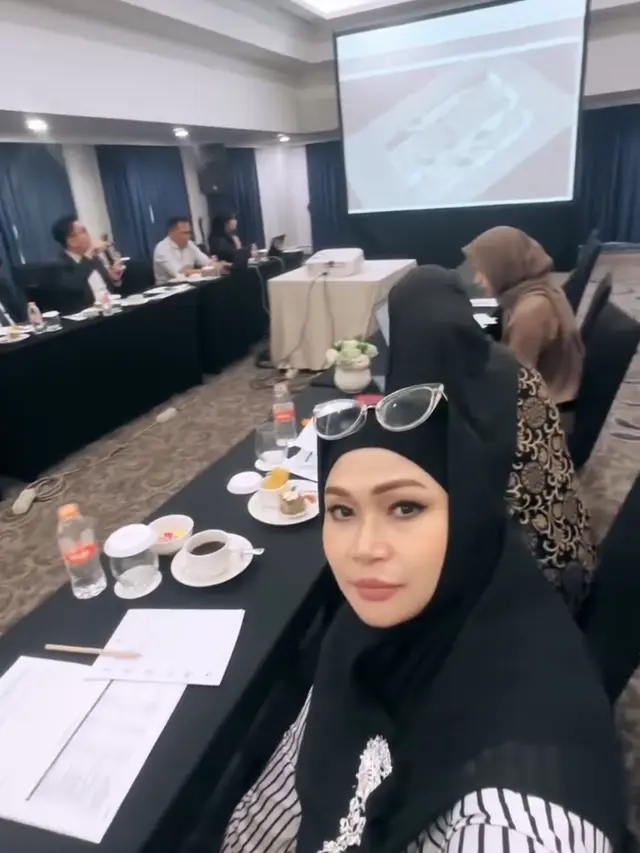 7 Potret Robiatul Adawiyah Ibu Zahwa Nadhira, Ungkap Rencana Resepsi Kedua - Hot Liputan6.com