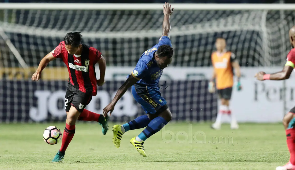 Aksi Michael Essien pada Laga Persib Bandung Melawan Persipura - Foto ...