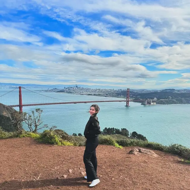 6 Gaya Kasual Iris Wullur Saat Liburan, Disorot Setelah Ungkap ...