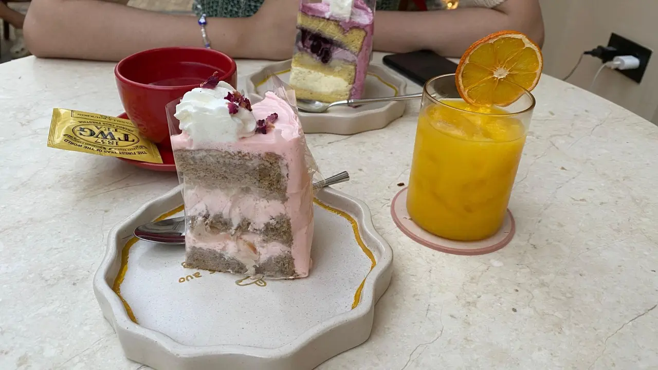 Mengenal The Deli Bakes, Cafe Dessert dengan Konsep Unik di Bandung ...