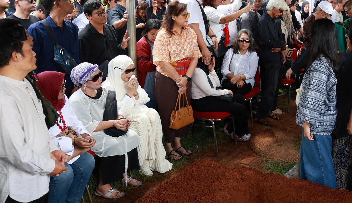 Iringi Pemakaman Ray Sahetapy, Dewi Yull Setia di Samping Makam