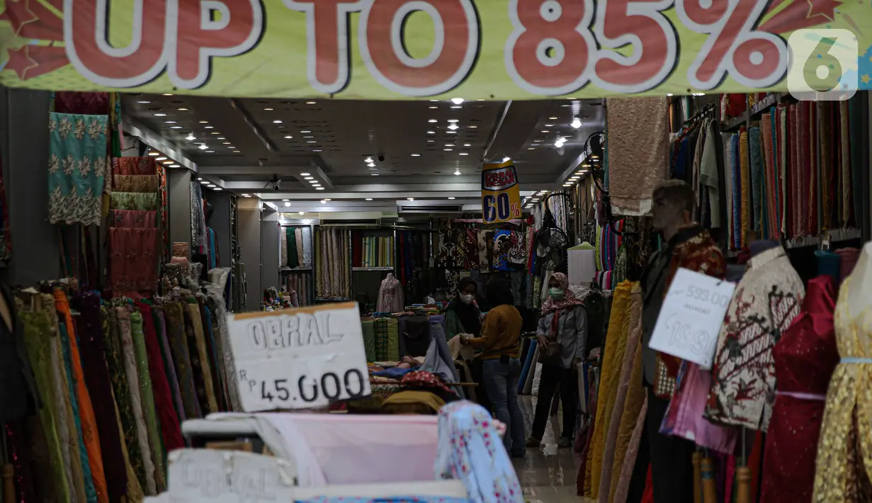 FOTO: Geliat Pasar Baru di Masa PPKM Level 4 - Foto Liputan6.com