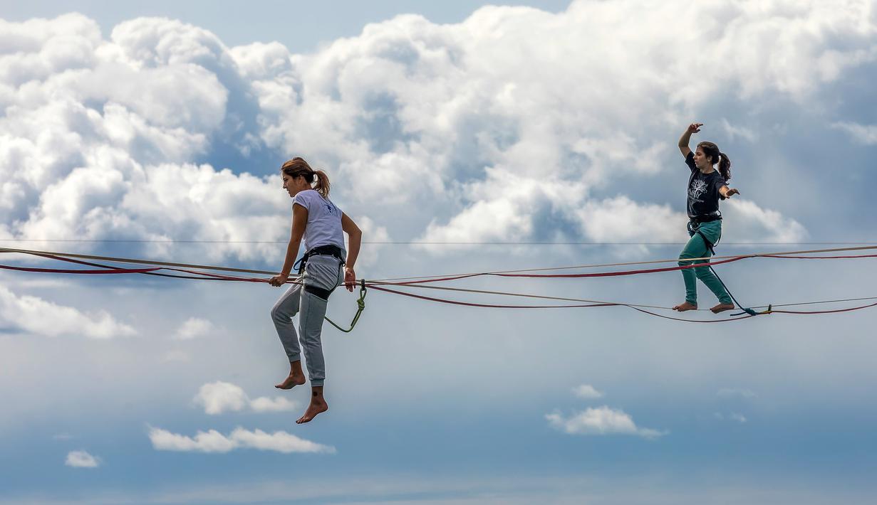 FOTO: Berlatih Meniti Tali di Ketinggian Awan - Foto Liputan6.com