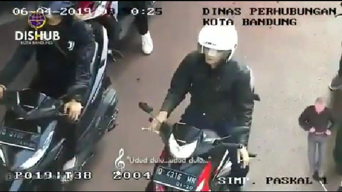 Asik Merokok di Motor, Pengendara Ini Ditegur CCTV - Otomotif Liputan6.com