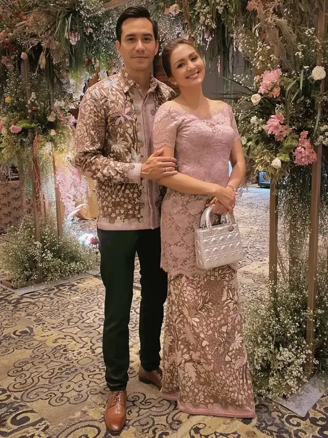 6 Pasangan Seleb yang Pakai Baju Sama Saat Kondangan, Kompak Banget ...