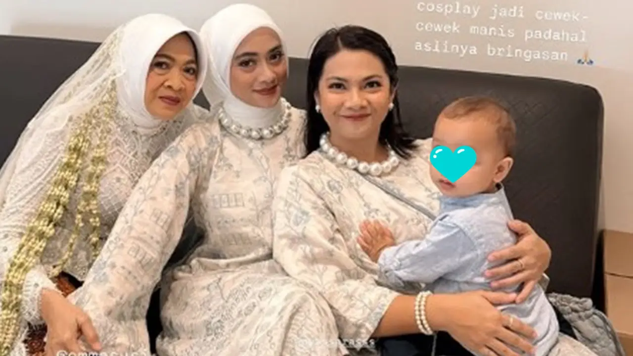 5 Potret Ayudia Bing Slamet Pakai Tunik Putih Bermotif di Pernikahan Ibunda - ShowBiz Liputan6.com