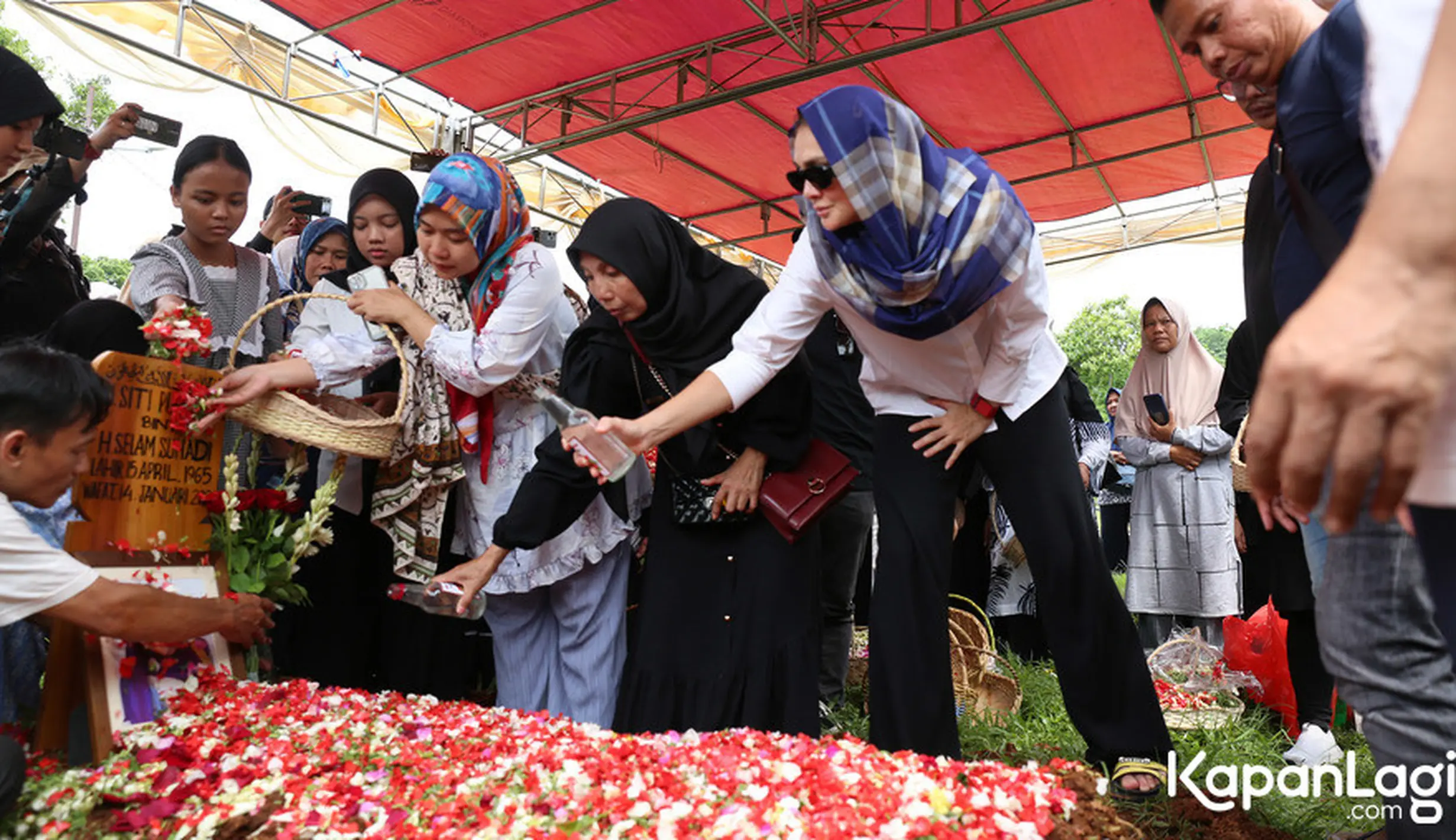 Potret Pemakaman Ibu Maxime Bouttier, Luna Maya Setia Mendampingi ...