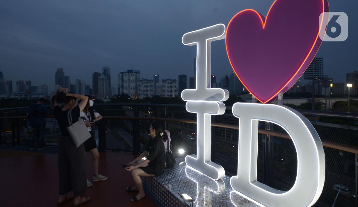 FOTO: Menikmati Pemandangan Ibu Kota dari Skywalk Senayan Park