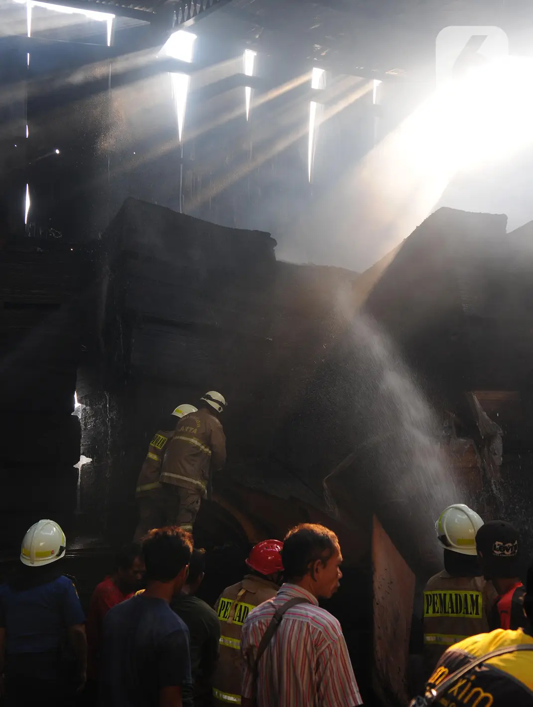 Proses Pemadaman Kebakaran Gudang Tripleks di Duren Sawit - Foto Liputan6.com