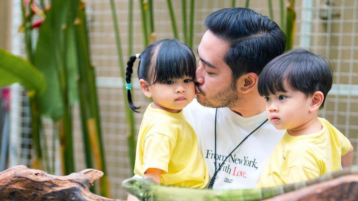 Aksi Jeje Govinda Suami Syahnaz Sadiqah Momong si Kembar, Gambaran ...